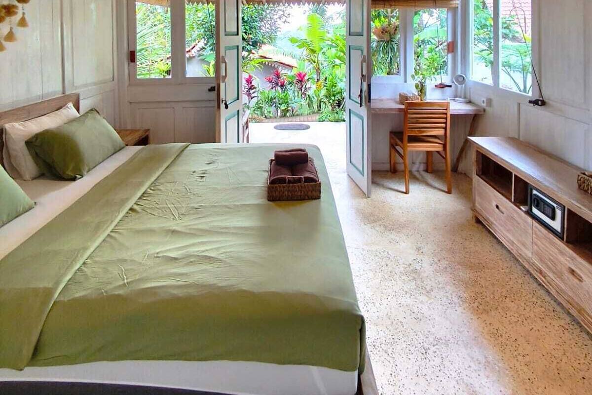 Quarto casal, vista para o jardim | Cofres nos quartos, escrivaninha, espaço de trabalho para notebook