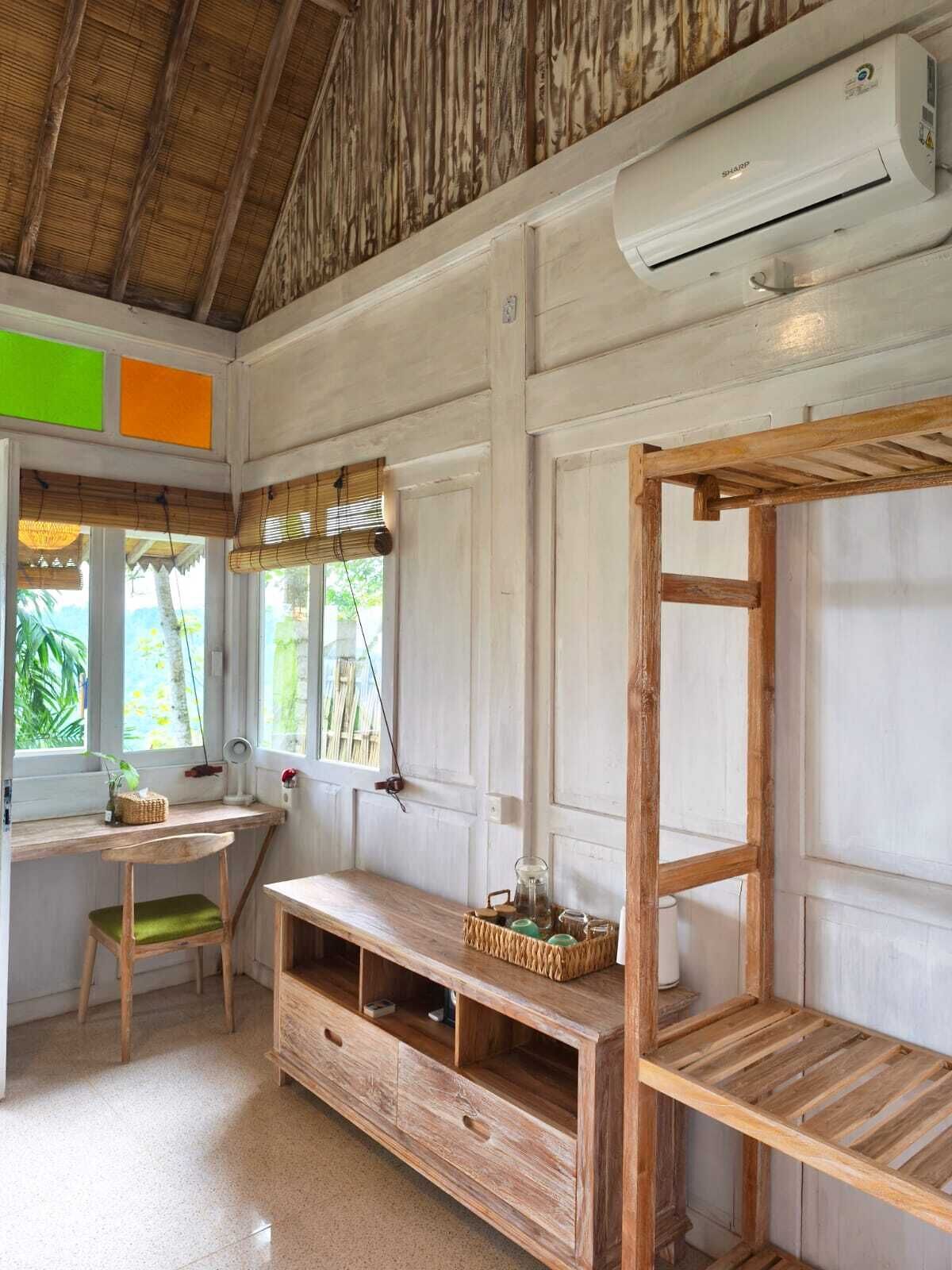 Cofres nos quartos, escrivaninha, espaço de trabalho para notebook