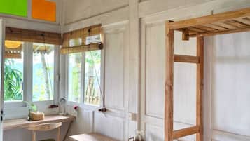 Cofres nos quartos, escrivaninha, espaço de trabalho para notebook