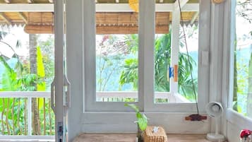 Cofres nos quartos, escrivaninha, espaço de trabalho para notebook