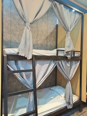 1 quarto, roupa de alta qualidade, secretária 