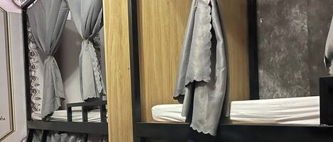 1 quarto, roupa de alta qualidade, secretária