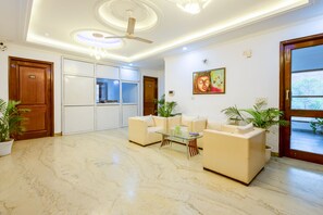 Suite-Estúdio de Luxo, vista para o parque | Sala de estar | Televisor 