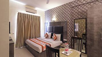 Minibar, secretária, Wi-fi grátis, roupa de cama fornecida