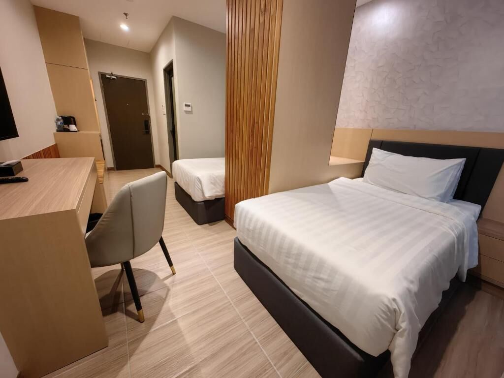 Quarto Twin Deluxe, não fumadores | Cofre no quarto, secretária 