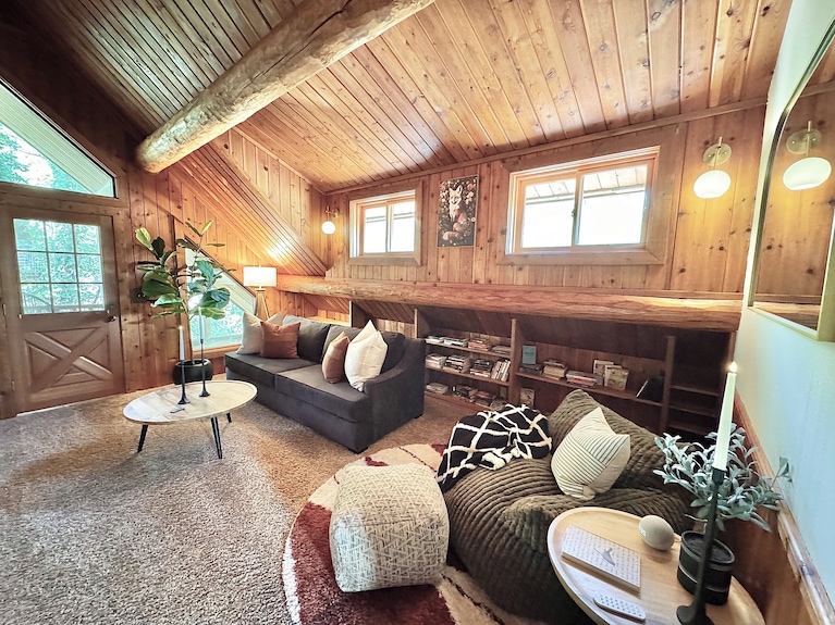 Gorgeous Xl Log Cabin In Bloomington, Il! 2 Game Rooms + Hot Tub & Sauna! - Illinois