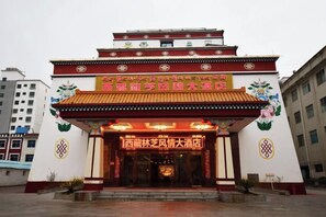 Um edifício tradicional com telhado ladrilhado e uma entrada ampla.