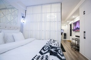 Apartamento Deluxe, 1 cama king-size, cozinha, Vista para a cidade | Lençóis de algodão egípcio, roupa de alta qualidade, edredões de penas 