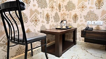Quarto Duplo Deluxe, varanda, Vista para a cidade | Refeições no quarto
