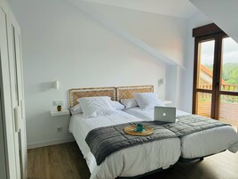 1 quarto, cofres nos quartos, escrivaninha