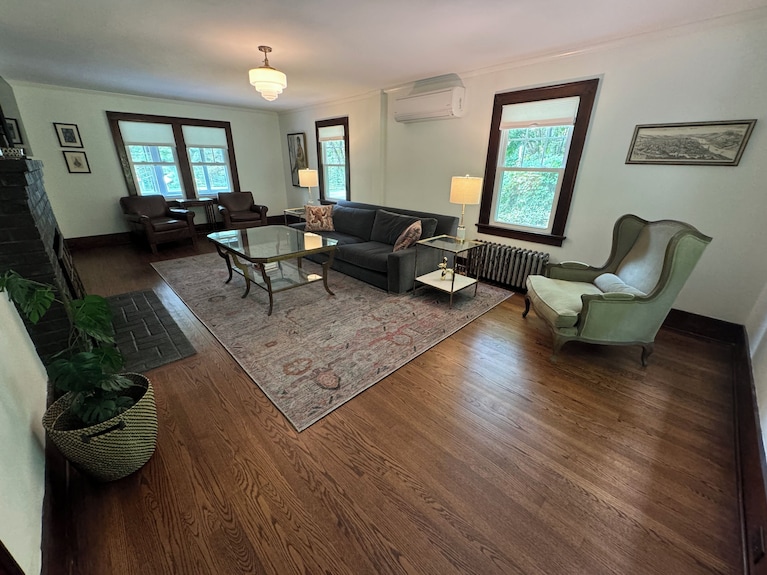 Charming Berkshire Farmhouse: Your Cozy Retreat Awaits! - Great Barrington, MA