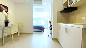 Apartamento | Cozinha privada | Um frigorífico/congelador grande, um micro-ondas, uma torradeira