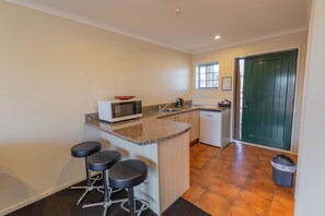 Quarto Duplo ou Twin Deluxe, varanda, vista para a montanha | Cozinha privada | Minifrigorífico, um micro-ondas, uma placa de cozinha