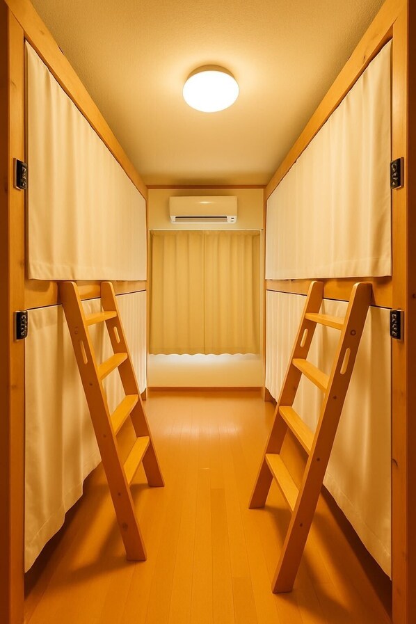 Dormitório compartilhado conforto, para não fumantes | Cofres nos quartos, cortinas blackout, Wi-Fi de cortesia, roupa de cama