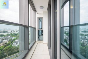 Apartamento com design assinado, 4 quartos, sacada, vista para a cidade | Terraço/pátio