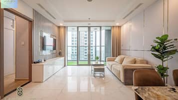 Apartamento panorâmico, 2 quartos, varanda, vista para a cidade | Área de estar | TV de tela plana 42 polegadas com canais a cabo