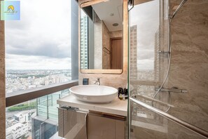 Apartamento panorâmico, 2 quartos, varanda, vista para a cidade | Banheiro | Chuveiro, chuveiro com efeito de chuva, produtos de toalete grátis 