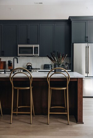 Apartamento de Luxo, não fumadores, cozinha | Cozinha privada | Um frigorífico/congelador grande, um micro-ondas, um forno 