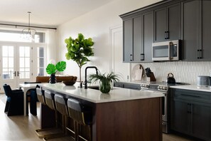 Suite Empresarial, não fumadores, cozinha | Cozinha privada | Um frigorífico/congelador grande, um micro-ondas, um forno 