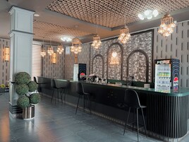 2 restaurantes, é servido café da manhã