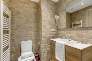 Apartamento Familiar, 1 quarto (Family-Friendly Andorra Accommodation) | Casa de banho | Um polibã, um secador de cabelo, toalhas fornecidas, sabão 