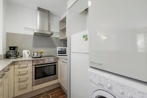 Apartamento Familiar, 1 quarto (Family-Friendly Andorra Accommodation) | Kitchenette privada | Um frigorífico, um micro-ondas, um forno, uma placa de cozinha 