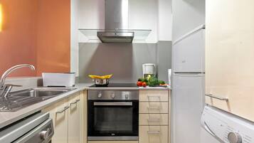 Apartamento Familiar, 1 quarto (Andorra Mountain Accommodation) | Cozinha privada | Um frigorífico, um micro-ondas, um forno, uma placa de cozinha