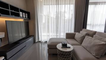 Apartamento Básico em Condomínio Fechado | Sala de estar | TV de ecrã plano