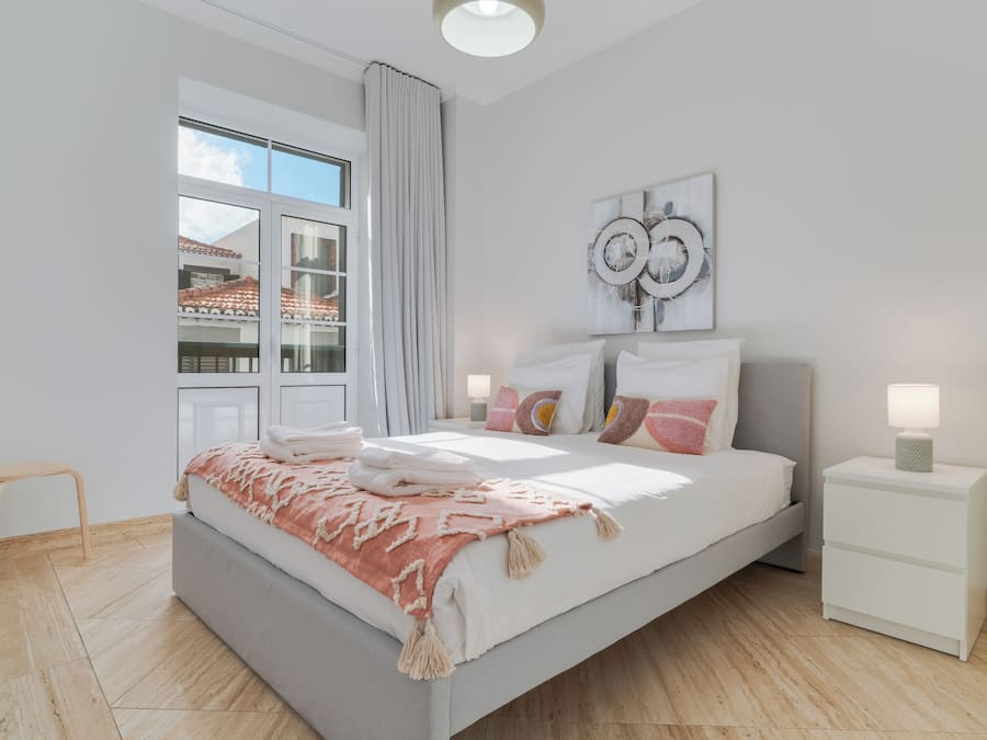 1 quarto, cortinas blackout, quartos à prova de som