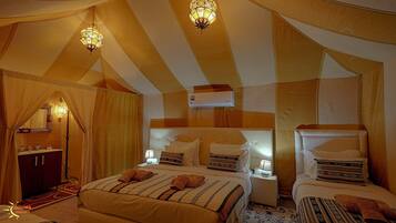 Quarto em estilo de tenda de luxo, com cama, abajures e aparelho de ar condicionado.