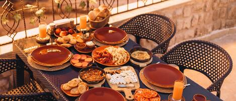 Café da manhã com pratos da culinária local grátis todos os dias