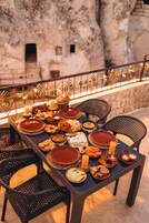 Café da manhã com pratos da culinária local grátis todos os dias