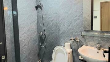 Suite Básica, frigorífico, Vista para a cidade | Casa de banho | Um polibã, artigos de higiene pessoal grátis, um secador de cabelo