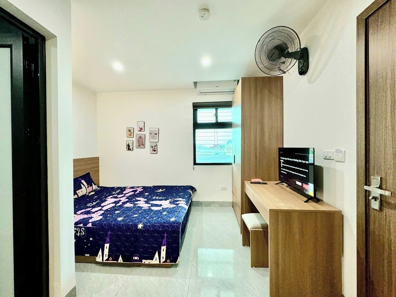 Suíte básica, geladeira, vista para a cidade | Roupas de cama premium