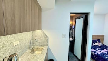 Suite Básica, frigorífico, Vista para a cidade | Cozinha privada | Um frigorífico, utensílios de cozinha