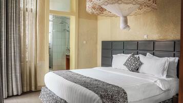 Quarto Duplo Deluxe, vista para o pátio | Roupa de alta qualidade, camas de colchão pillowtop, secretária