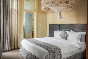 Quarto Duplo Deluxe, vista para o pátio | Roupa de alta qualidade, camas de colchão pillowtop, secretária