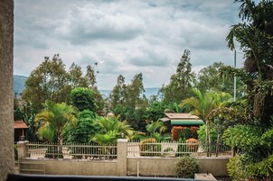 Quarto solteiro, vista para a cidade | Vista da sacada