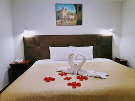 Quarto Standard | Secretária, secretária adequada para computadores portáteis 