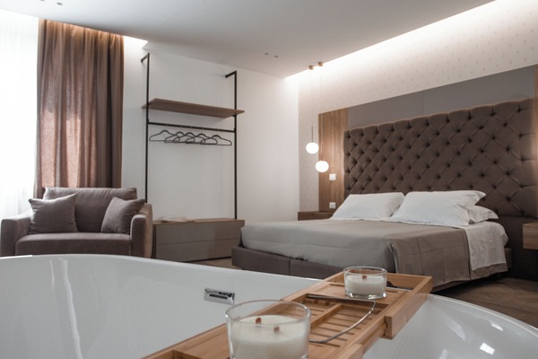 Quarto Exclusivo | Roupa hipoalergénica, cofre no quarto, secretária