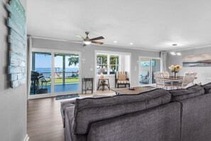 Casa, várias camas (Breezy on the Bay) | Área de estar | TV