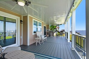 Casa, várias camas (Breezy on the Bay) | Refeições ao ar livre