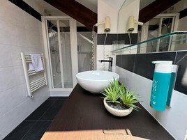 Suite Familiar | Casa de banho | Um secador de cabelo, toalhas fornecidas, sabão, champô