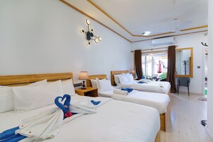 Quarto Quádruplo Familiar, pátio, vista para o jardim | Cofre no quarto, secretária 