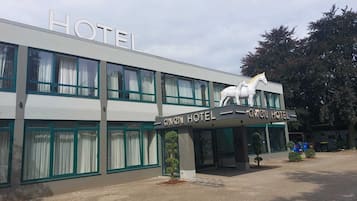 Edifício de hotel com uma placa indicando