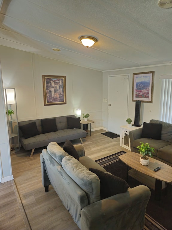 Pet Friendly 3 Bed 2 Bath Family Home On The Water\n\n - Eagle Bay, Okeechobee