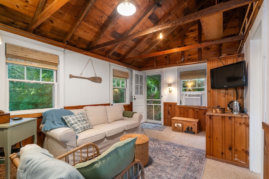 Plymouth's Little Red Cottage: 3-br Cabin W/ Wifi, Full Kitchen, & Lake Access! - Capo Cod, MA