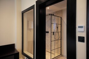 Apartamento Deluxe | Casa de banho | Um polibã, um chuveiro fixo, um secador de cabelo, roupões