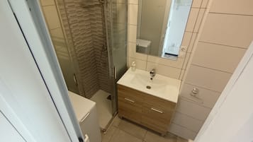 Apartamento | Casa de banho | Um polibã, artigos de higiene pessoal grátis, um secador de cabelo