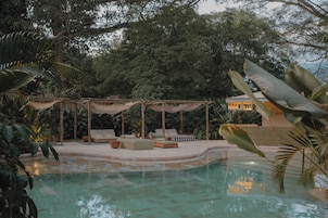 2 piscinas externas, guarda-sóis, espreguiçadeiras